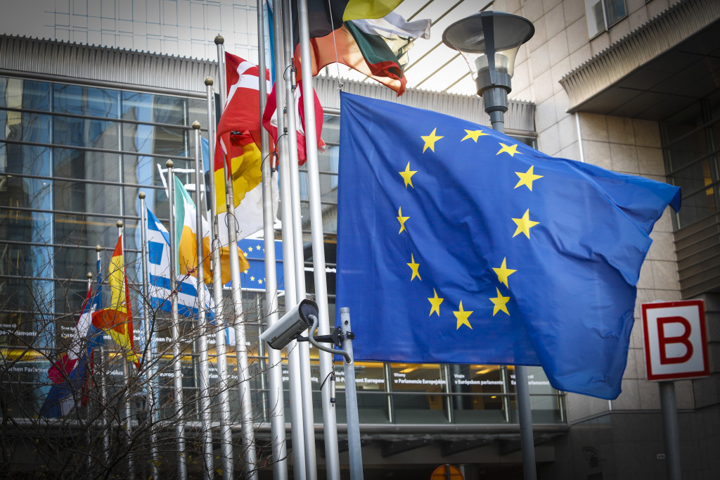 European Parliament flies flag at half-mast for Nelson MANDELA - Eunews