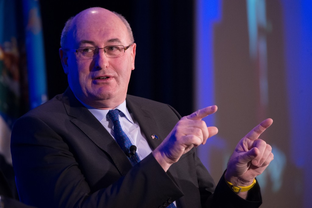 Il commissario Phil Hogan rischia il posto per aver partecipato a una ...