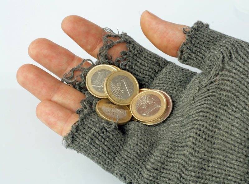Nel 2024 diminuiscono i cittadini Ue a rischio povertà, aumentano in Italia