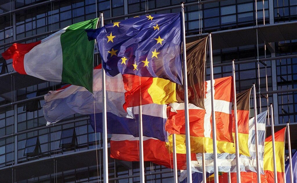 EU-flags - Eunews