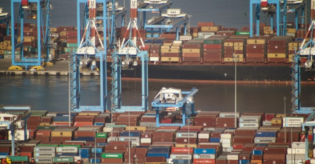 container-terminal-in-sea-port_Lo-Spiegone - Eunews