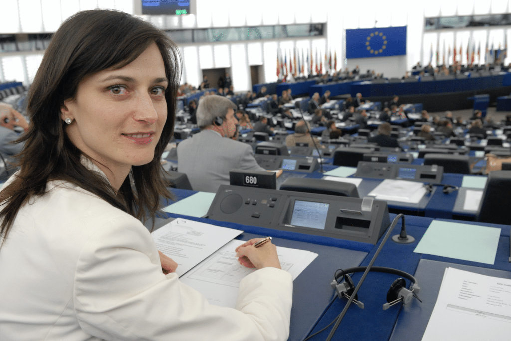 La commissaria europea Gabriel ha rassegnato le dimissioni