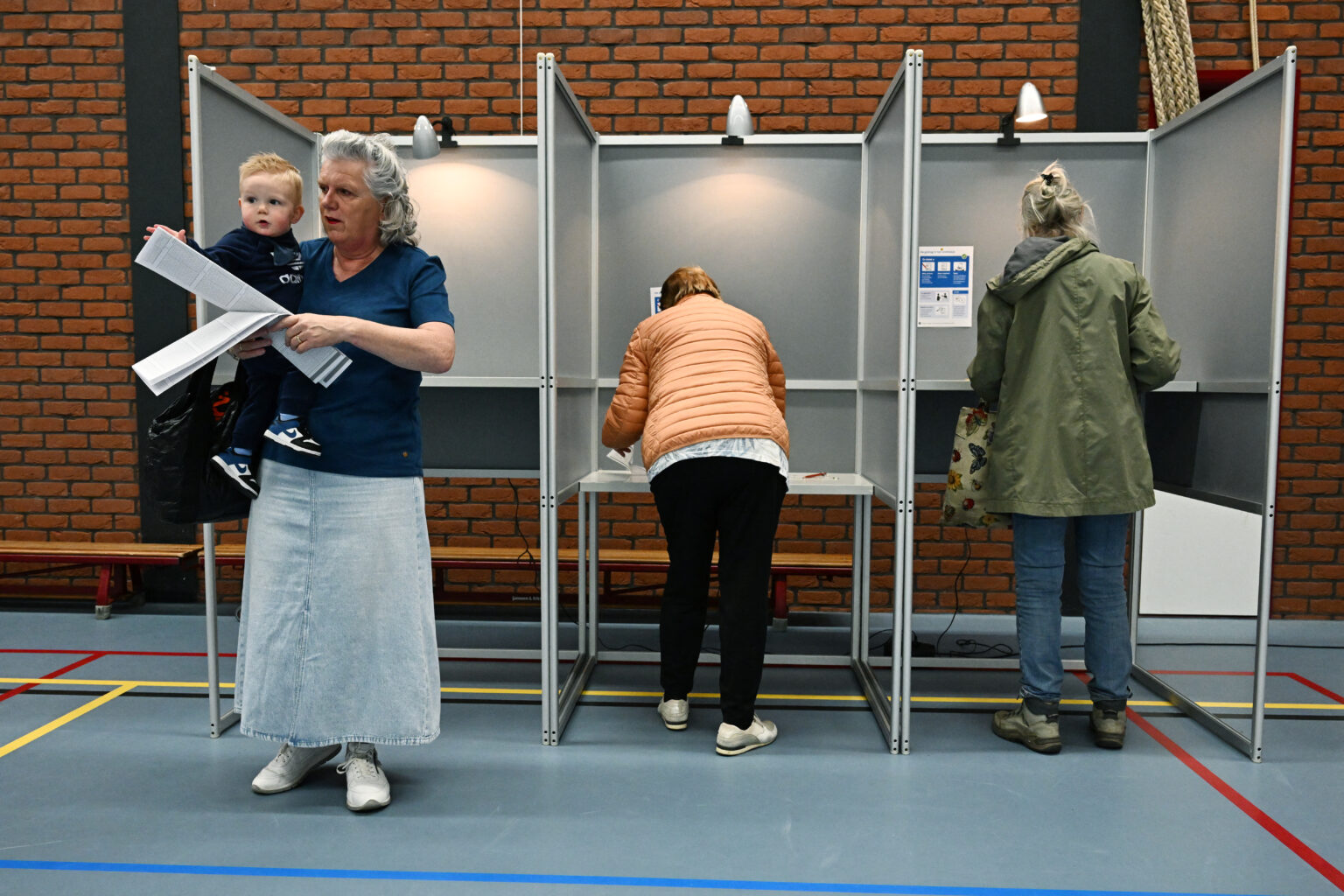 Nel 2024 la democrazia si è deteriorata a livello globale - Eunews