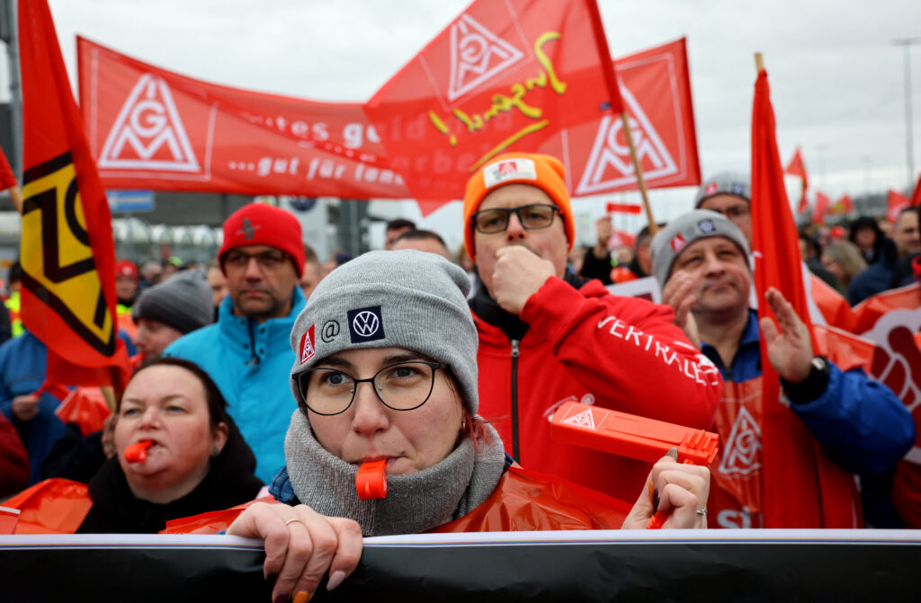 Volkswagen crisis doesn't stop: workers strike in Germany. Rising ...