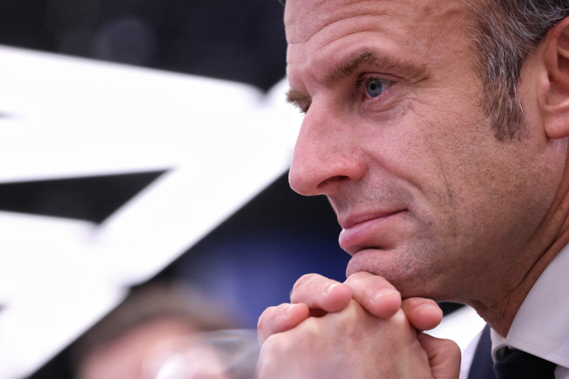 France once again without a government. Macron, the heat is on