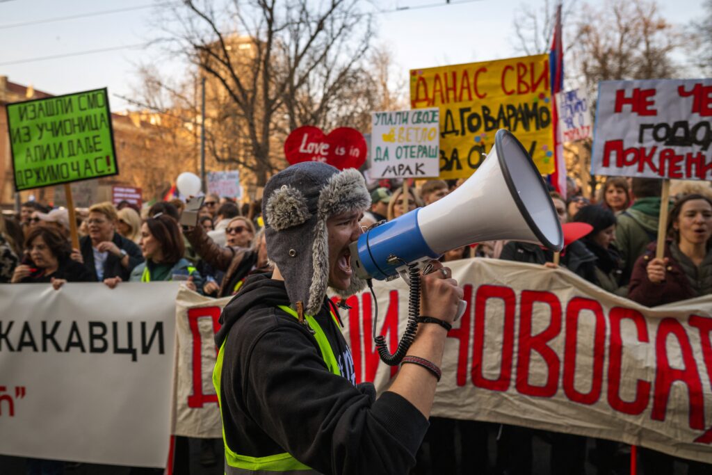 Serbia, Vučić increasingly repressive: police raid four NGO's offices to please Trump