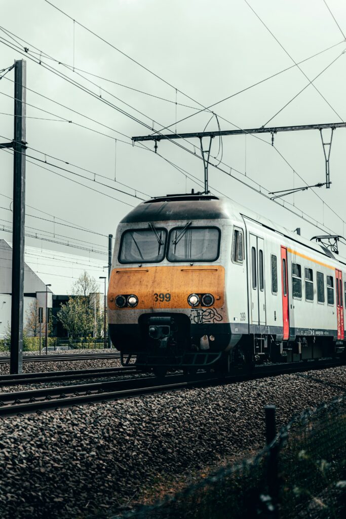 Incidente in Belgio, coinvolti un treno e uno scuolabus. Tra i 4 morti ...